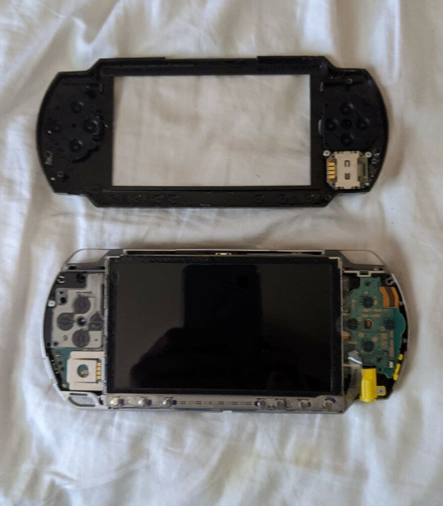 How to Replace the Faceplate of a PSP 1000