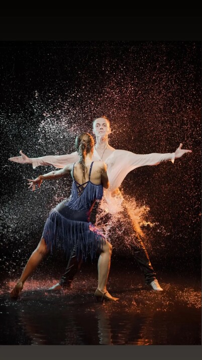 A picturesque and colorful dance in the rain