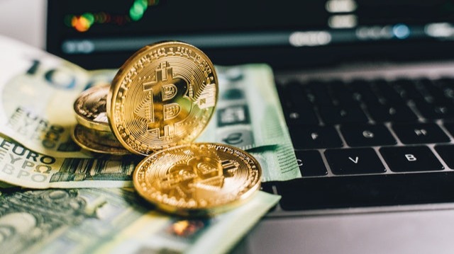 Decentralized Versus Centralized Money