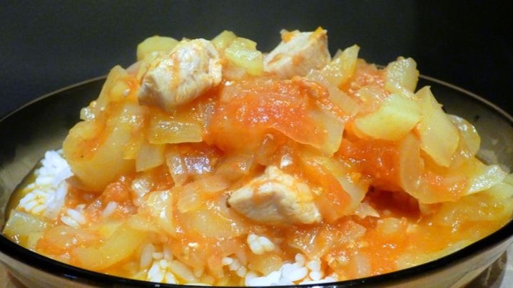 Homemade letcho with yellow pepper and chicken breast and loose rice