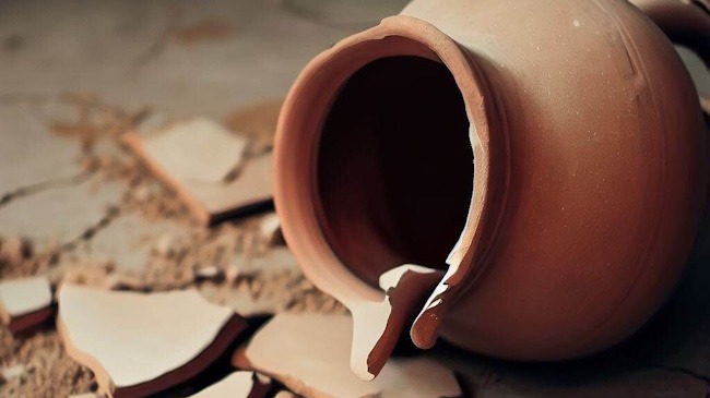 Tanto va el cántaro al agua, hasta que un día se rompe / The pitcher ...